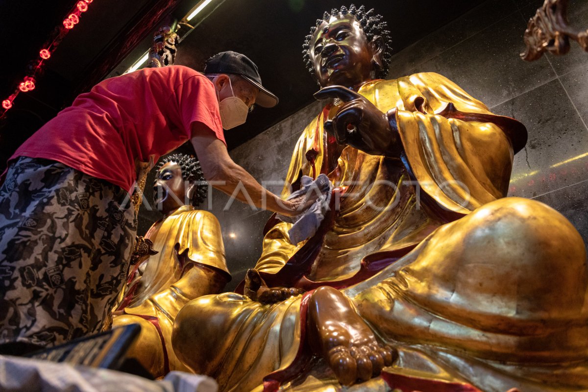 MEMBERSIHKAN PATUNG DEWA JELANG IMLEK DI KLENTENG TAY KAK SIE | ANTARA Foto