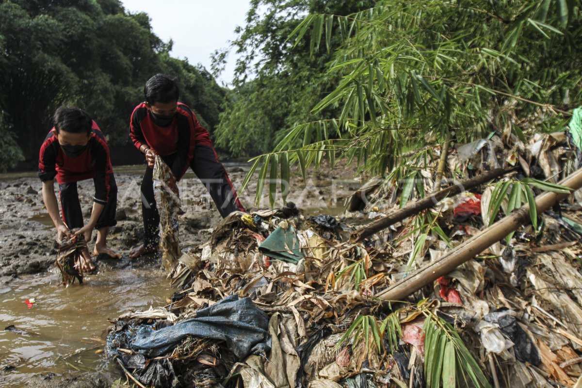 AKSI BEBERSIH SUNGAI CILIWUNG | ANTARA Foto
