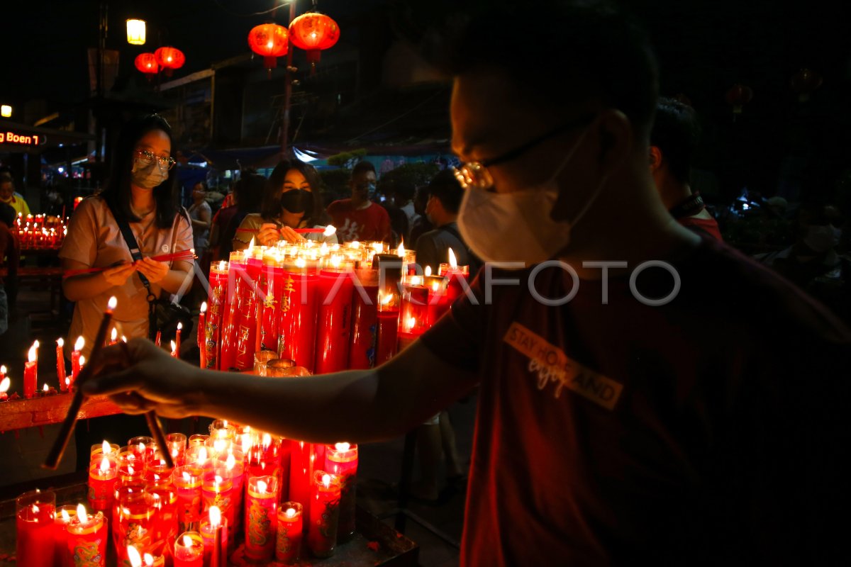 SEMBAHYANG MALAM IMLEK DI BOEN TEK BIO TANGERANG | ANTARA Foto SEMBAHYANG MALAM IMLEK DI BOEN TEK BIO TANGERANG | ANTARA Foto