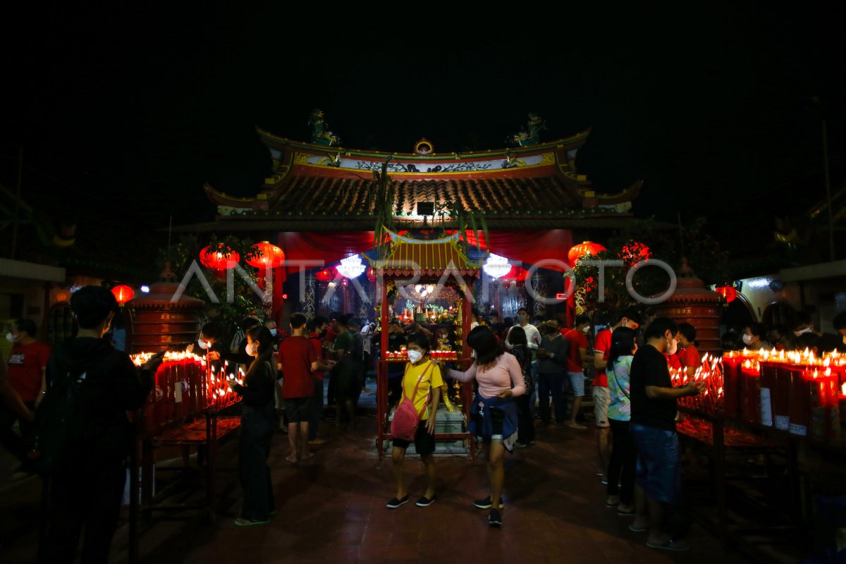 SEMBAHYANG MALAM IMLEK DI BOEN TEK BIO TANGERANG | ANTARA Foto SEMBAHYANG MALAM IMLEK DI BOEN TEK BIO TANGERANG | ANTARA Foto