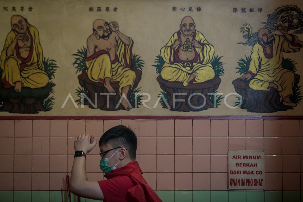 SEMBAHYANG MALAM TAHUN BARU IMLEK DI SOLO | ANTARA Foto SEMBAHYANG MALAM TAHUN BARU IMLEK DI SOLO | ANTARA Foto