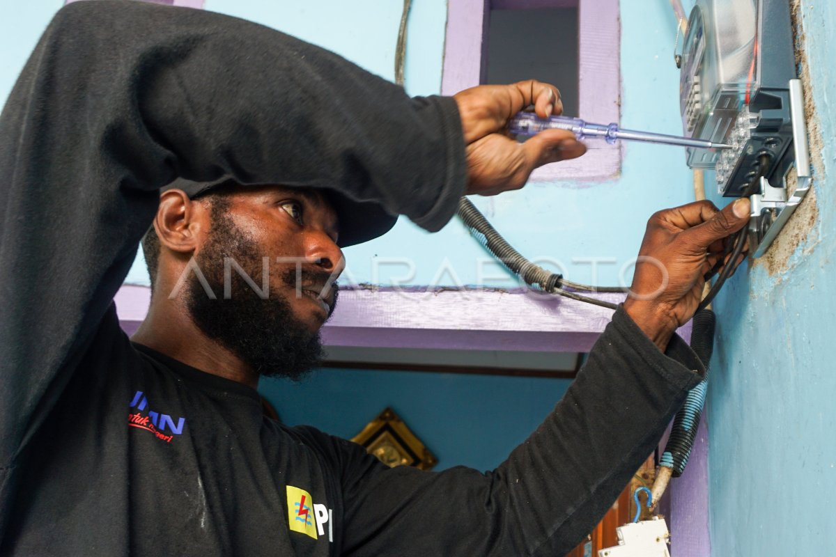 PENGGANTIAN METERAN LISTRIK PRABAYAR DI KEEROM | ANTARA Foto