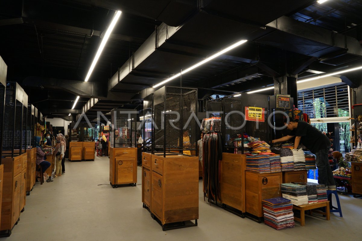 PKL MALIOBORO MULAI PINDAH | ANTARA Foto PKL MALIOBORO MULAI PINDAH | ANTARA Foto