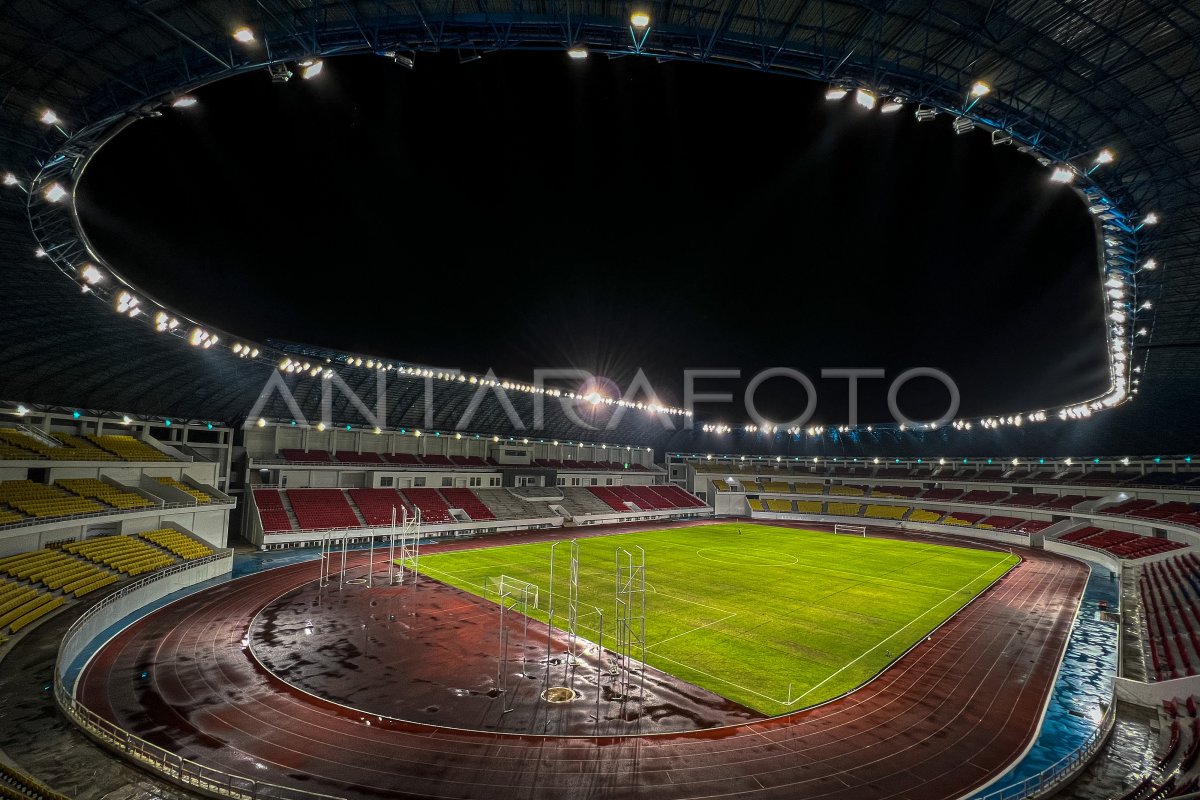 UJI COBA LAMPU STADION JATIDIRI SEMARANG | ANTARA Foto UJI COBA LAMPU STADION JATIDIRI SEMARANG | ANTARA Foto