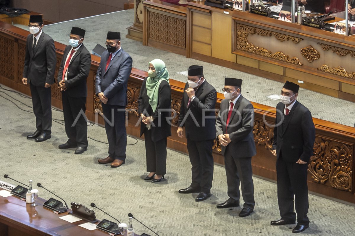 DPR TETAPKAN ANGGOTA KPU DAN ANGGOTA BAWASLU 2022-2027 | ANTARA Foto DPR TETAPKAN ANGGOTA KPU DAN ANGGOTA BAWASLU 2022-2027 | ANTARA Foto