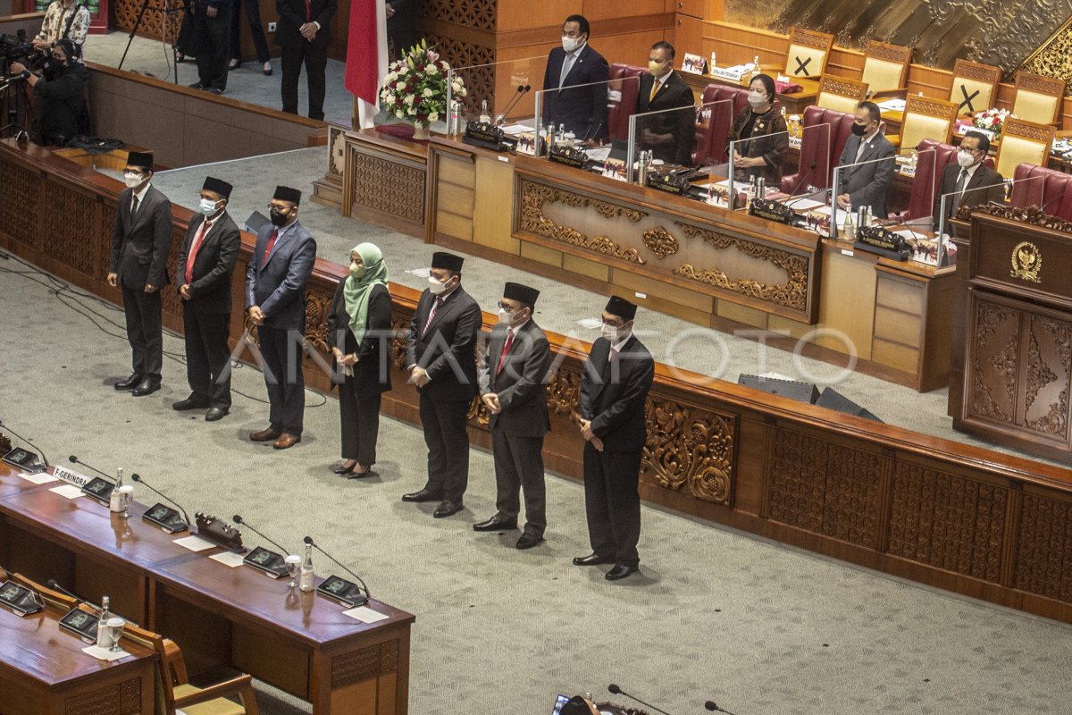 DPR TETAPKAN ANGGOTA KPU DAN ANGGOTA BAWASLU 2022-2027 | ANTARA Foto DPR TETAPKAN ANGGOTA KPU DAN ANGGOTA BAWASLU 2022-2027 | ANTARA Foto