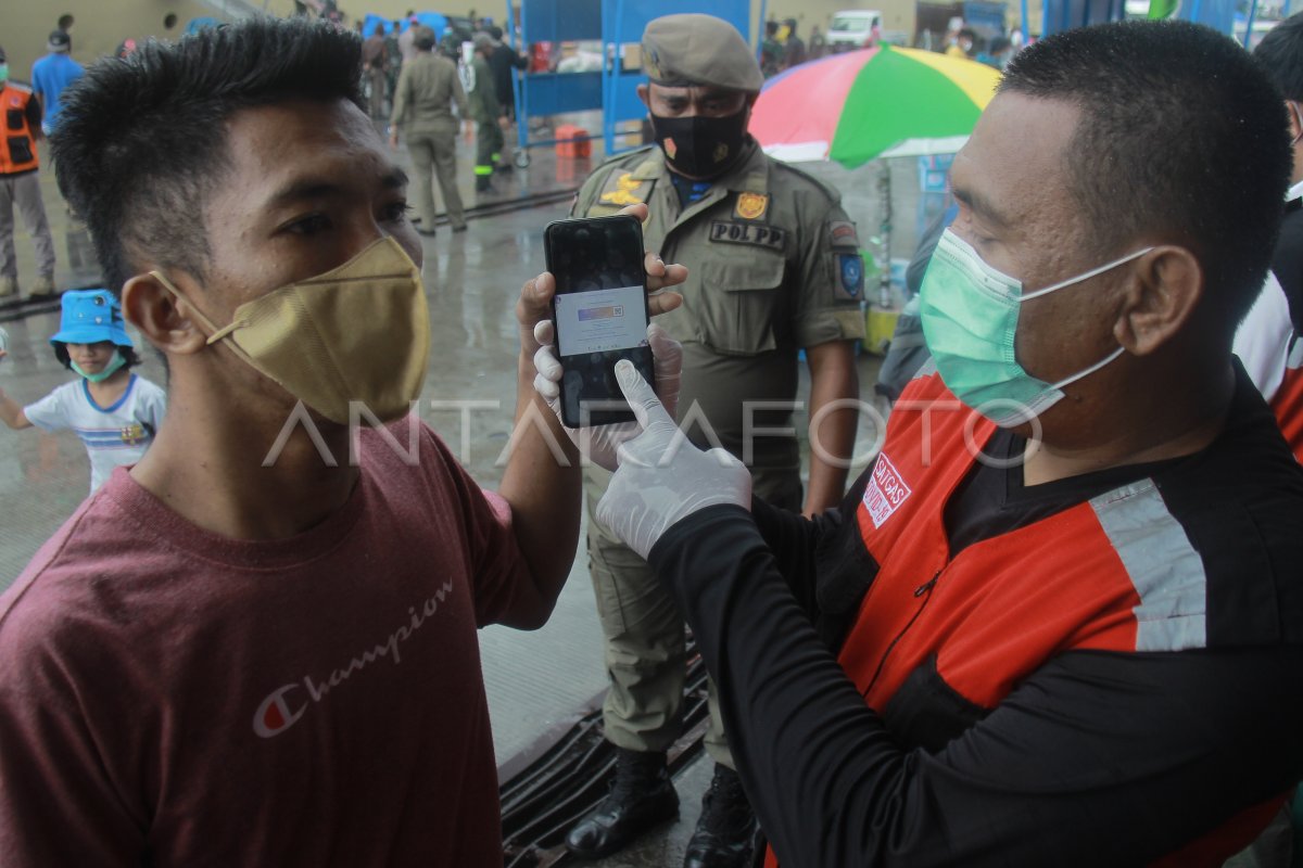 PERKETAT PEMERIKSAAN DI PELABUHAN TERNATE | ANTARA Foto PERKETAT PEMERIKSAAN DI PELABUHAN TERNATE | ANTARA Foto
