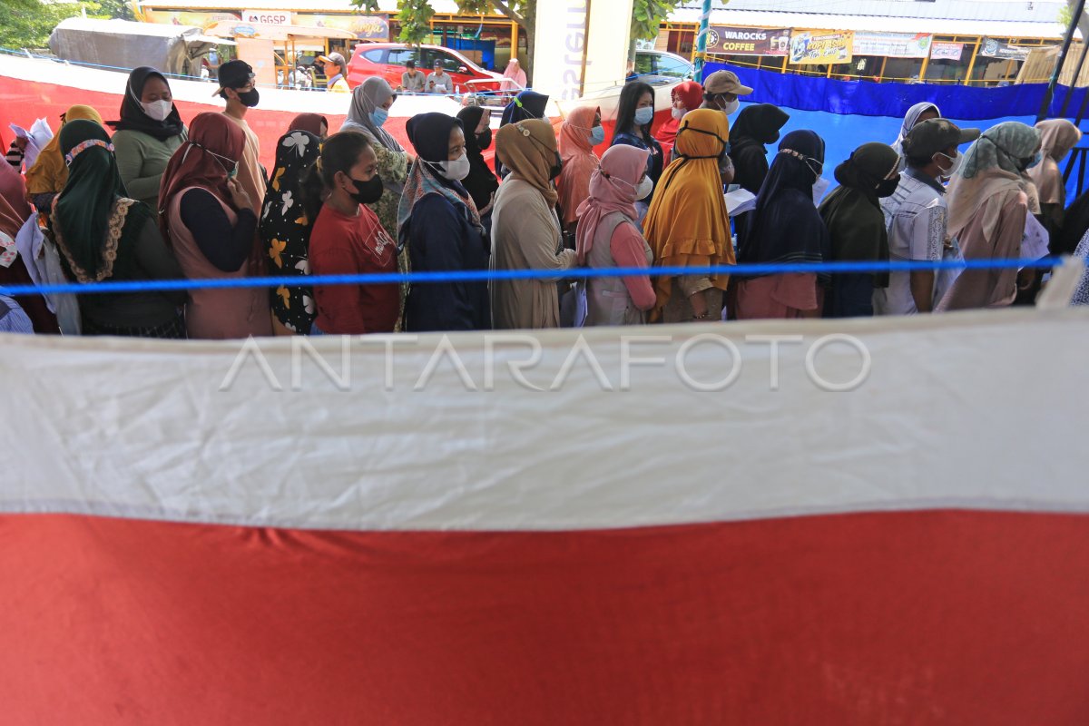 PENYALURAN BANTUAN PROGRAM SEMBAKO | ANTARA Foto PENYALURAN BANTUAN PROGRAM SEMBAKO | ANTARA Foto