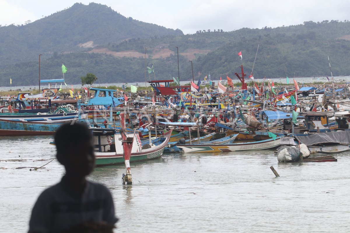 Gelombang Tinggi Perairan Selatan Jawa Antara Foto