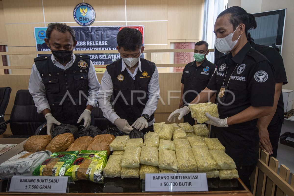 BNN PROVINSI SUMATERA SELATAN GEREBEK GUDANG PENYIMPANAN SABU | ANTARA Foto