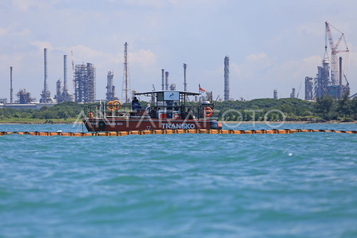 PENANGANAN TUMPAHAN MINYAK | ANTARA Foto PENANGANAN TUMPAHAN MINYAK | ANTARA Foto