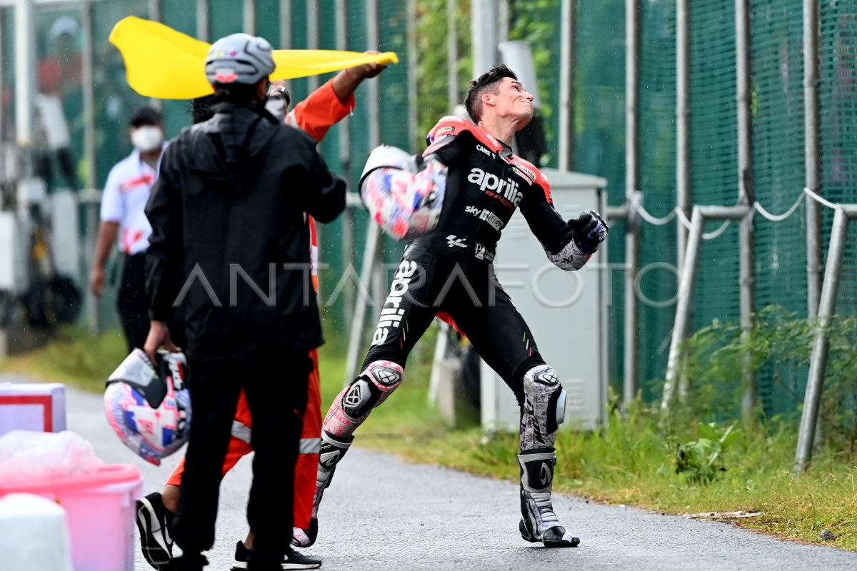ALEIX ESPARGARO PENUHI JANJI LEMPAR HELM KE PENONTON | ANTARA Foto ALEIX ESPARGARO PENUHI JANJI LEMPAR HELM KE PENONTON | ANTARA Foto