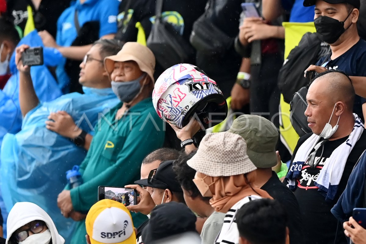 ALEIX ESPARGARO PENUHI JANJI LEMPAR HELM KE PENONTON | ANTARA Foto ALEIX ESPARGARO PENUHI JANJI LEMPAR HELM KE PENONTON | ANTARA Foto