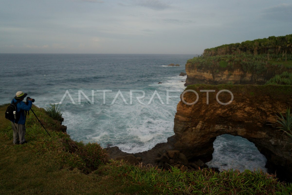 WISATA PANTAI KARANG BOLONG | ANTARA Foto WISATA PANTAI KARANG BOLONG | ANTARA Foto