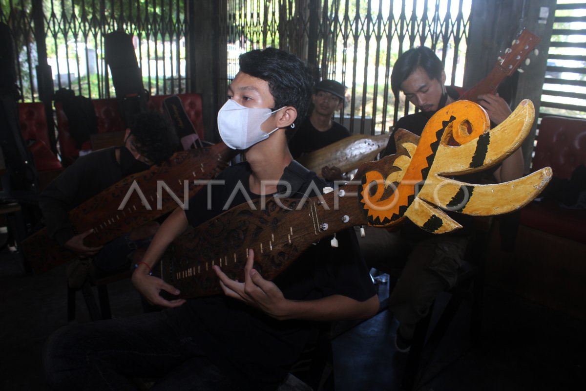 LATIHAN SAPE DI MUSEUM KALBAR | ANTARA Foto