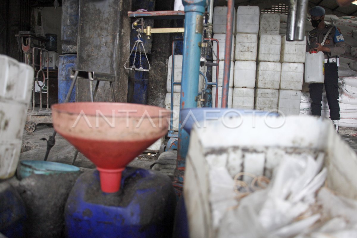 MINYAK GORENG CURAH DI SOLO | ANTARA Foto MINYAK GORENG CURAH DI SOLO | ANTARA Foto