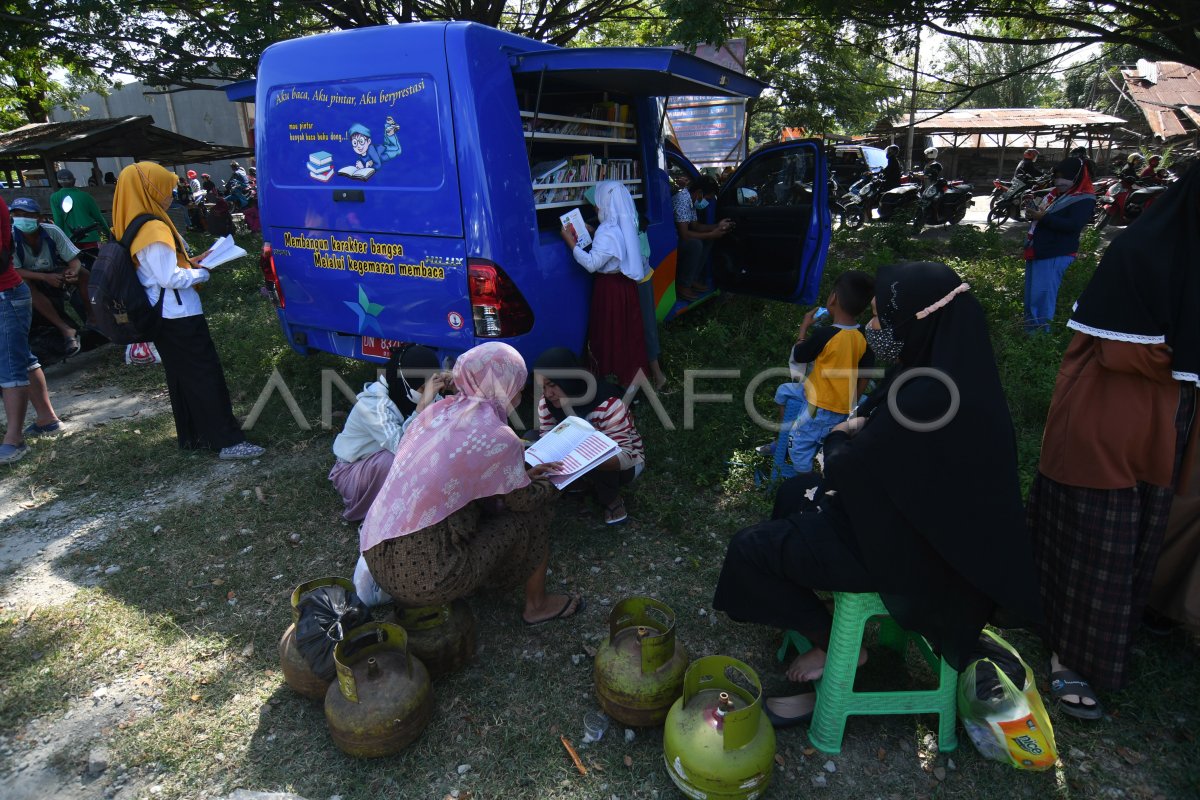 MEMBACA BUKU DI PERPUSTAKAAN KELILING | ANTARA Foto MEMBACA BUKU DI PERPUSTAKAAN KELILING | ANTARA Foto