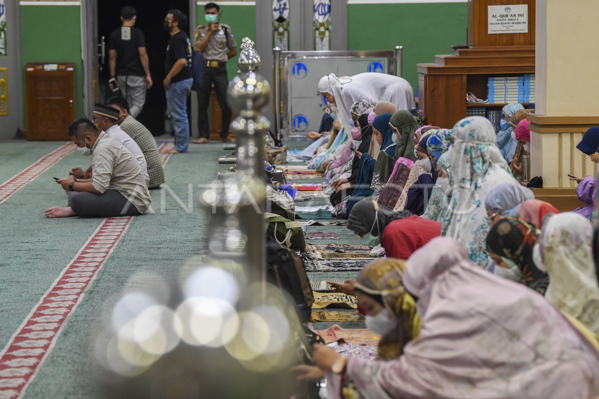 TARAWIH DI MASJID AGUNG AL-AZHAR | ANTARA Foto