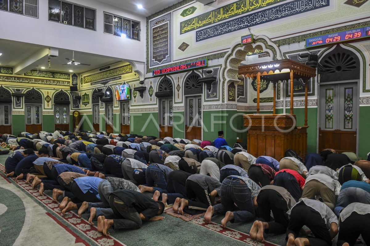 TARAWIH DI MASJID AGUNG AL-AZHAR | ANTARA Foto