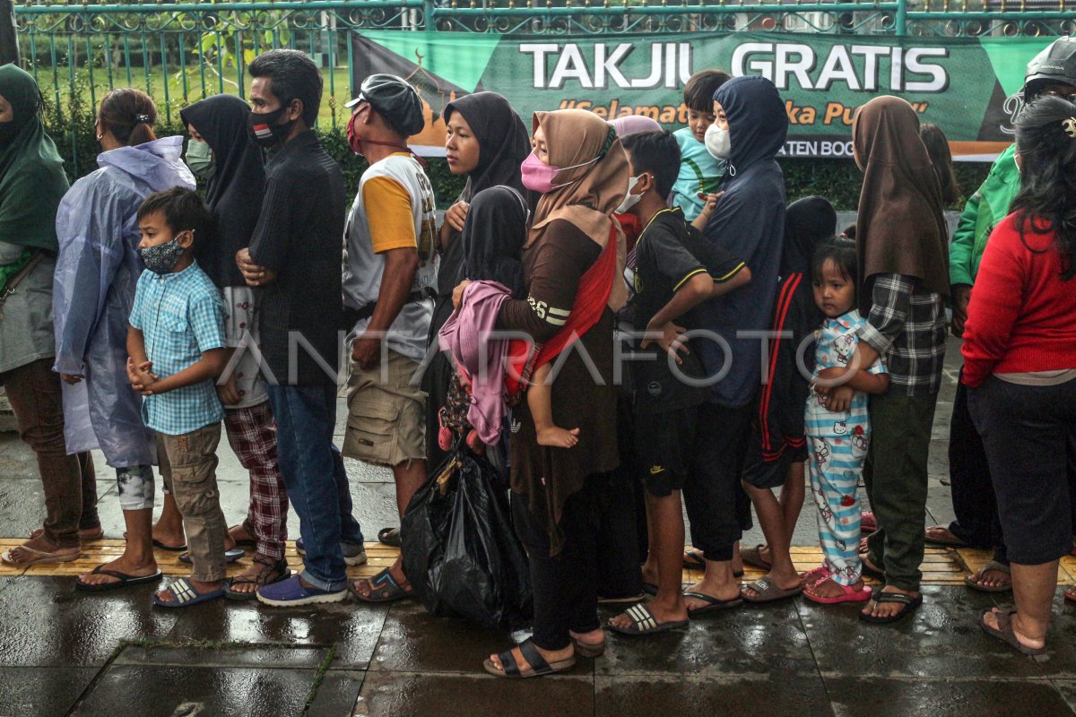 ANTRE PEMBAGIAN TAKJIL GRATIS | ANTARA Foto