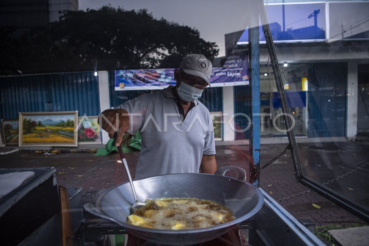 BLT MINYAK GORENG UNTUK MASYARAKAT | ANTARA Foto