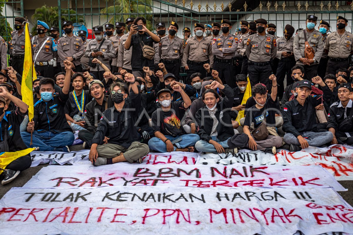 UNJUK RASA MAHASISWA TOLAK KENAIKAN HARGA BBM | ANTARA Foto