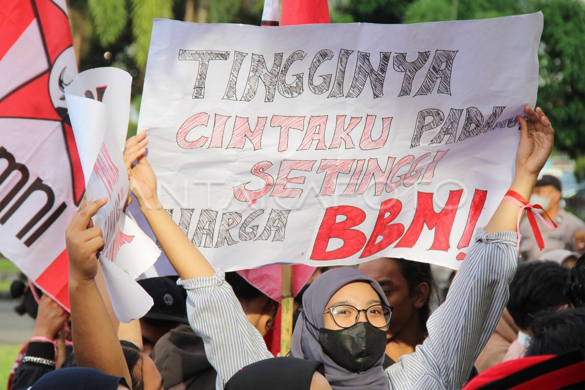 UNJUK RASA MAHASISWA DI PONTIANAK | ANTARA Foto UNJUK RASA MAHASISWA DI PONTIANAK | ANTARA Foto