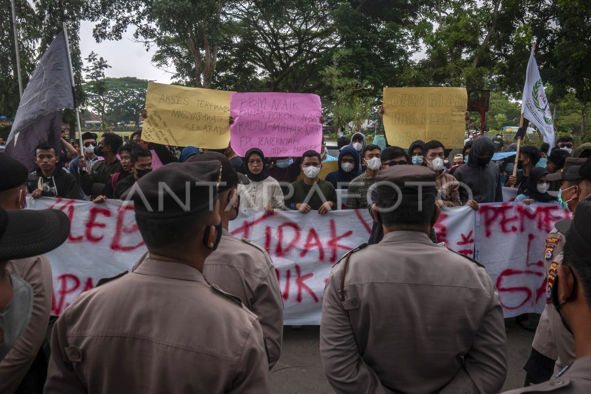 UNJUK RASA TOLAK KENAIKAN HARGA BBM | ANTARA Foto UNJUK RASA TOLAK KENAIKAN HARGA BBM | ANTARA Foto