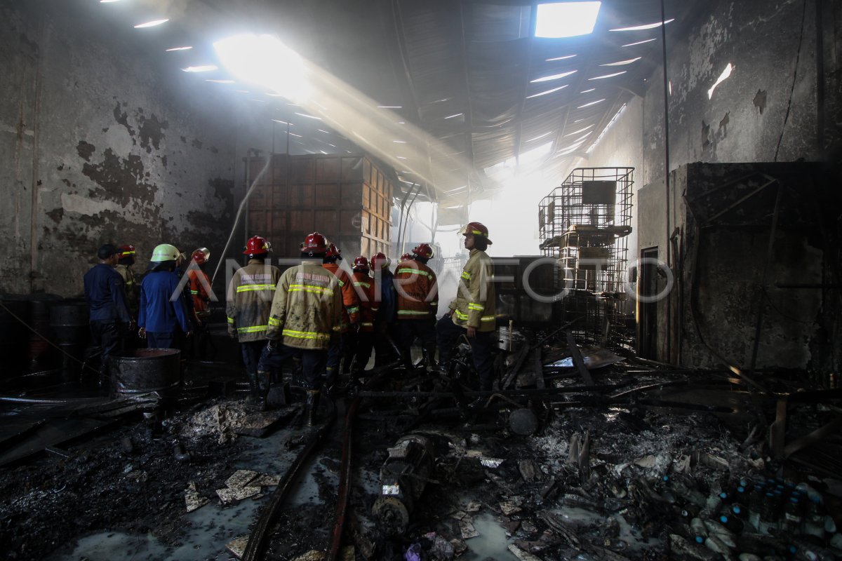 KEBAKARAN GUDANG PENGOLAHAN OLI BEKAS | ANTARA Foto