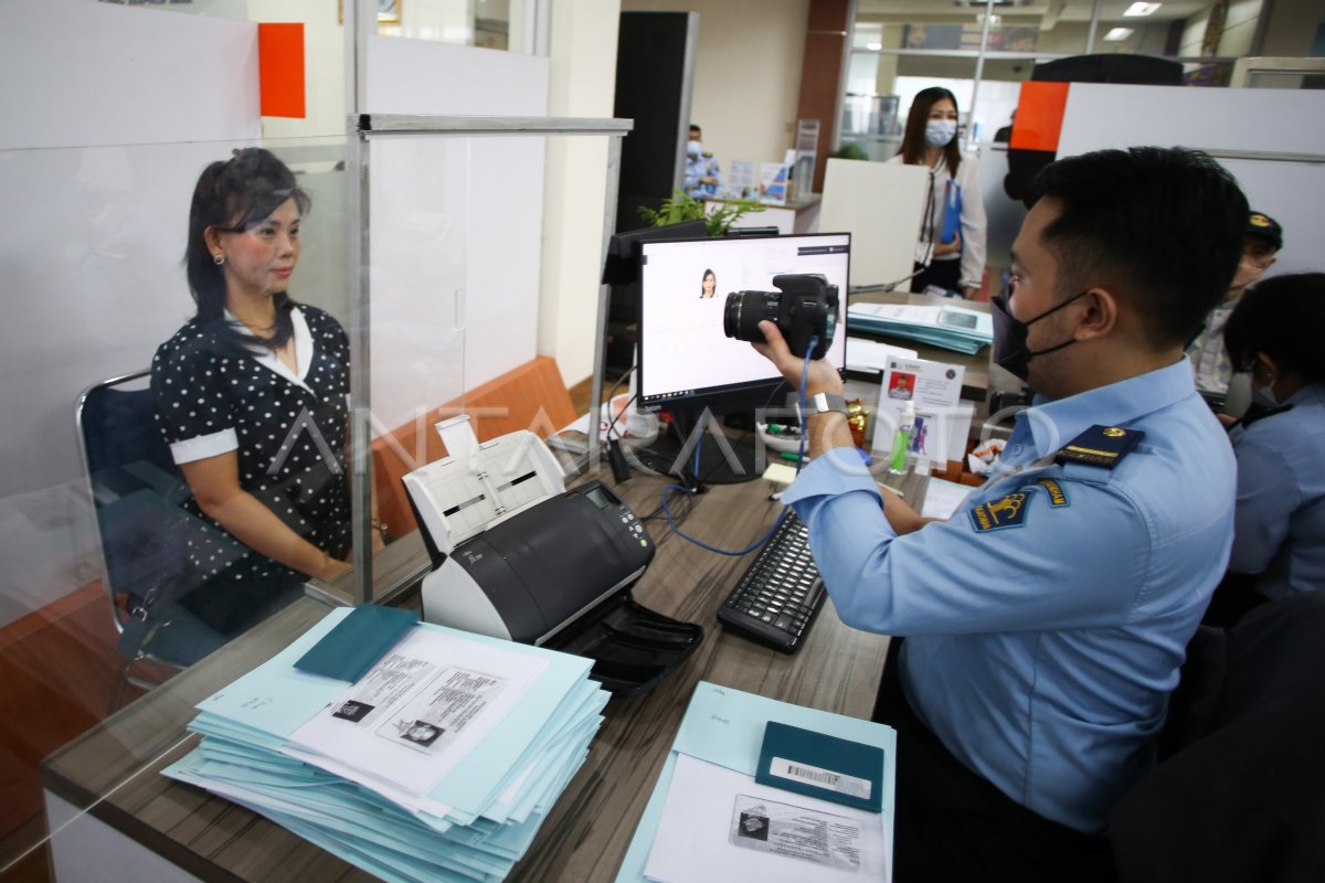PENINGKATAN PERMOHONAN PASPOR | ANTARA Foto PENINGKATAN PERMOHONAN PASPOR | ANTARA Foto
