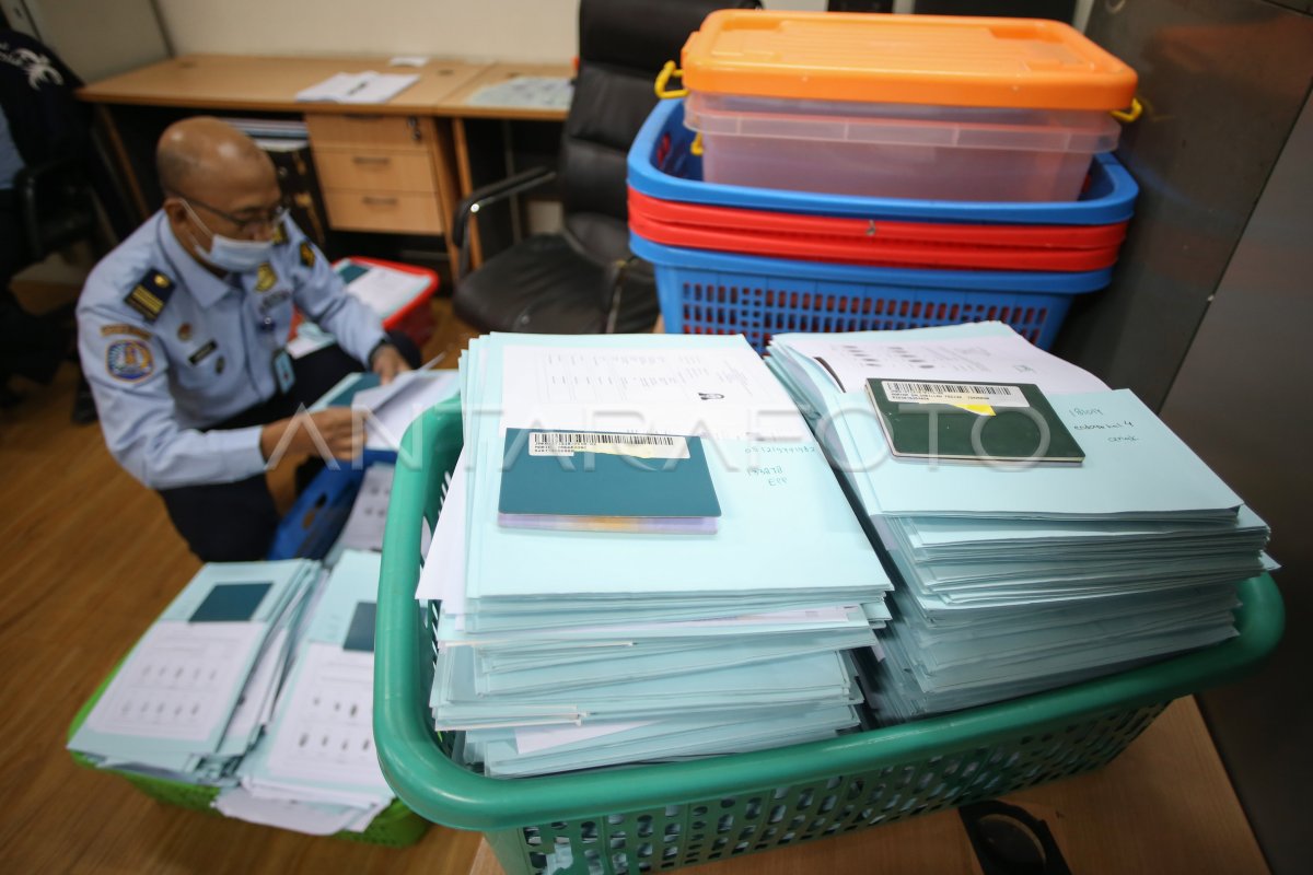 PENINGKATAN PERMOHONAN PASPOR | ANTARA Foto PENINGKATAN PERMOHONAN PASPOR | ANTARA Foto
