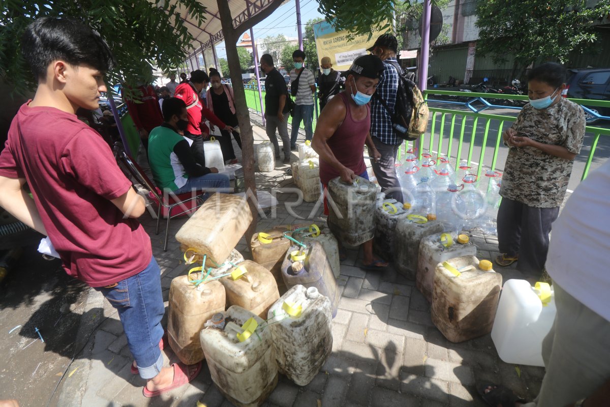 DISTRIBUSI MINYAK GORENG CURAH BERSUBSIDI | ANTARA Foto DISTRIBUSI MINYAK GORENG CURAH BERSUBSIDI | ANTARA Foto