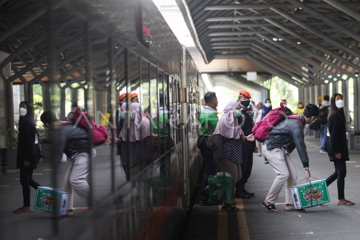 PERJALANAN KERETA API DI MASA ANGKUTAN LEBARAN 2022 | ANTARA Foto