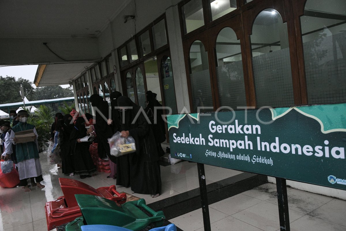 PROGRAM SEDEKAH SAMPAH DI CIKARANG | ANTARA Foto PROGRAM SEDEKAH SAMPAH DI CIKARANG | ANTARA Foto