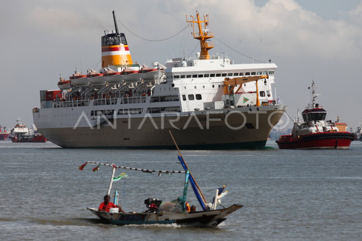 PEMUDIK DI PELABUHAN TANJUNG PERAK SURABAYA | ANTARA Foto