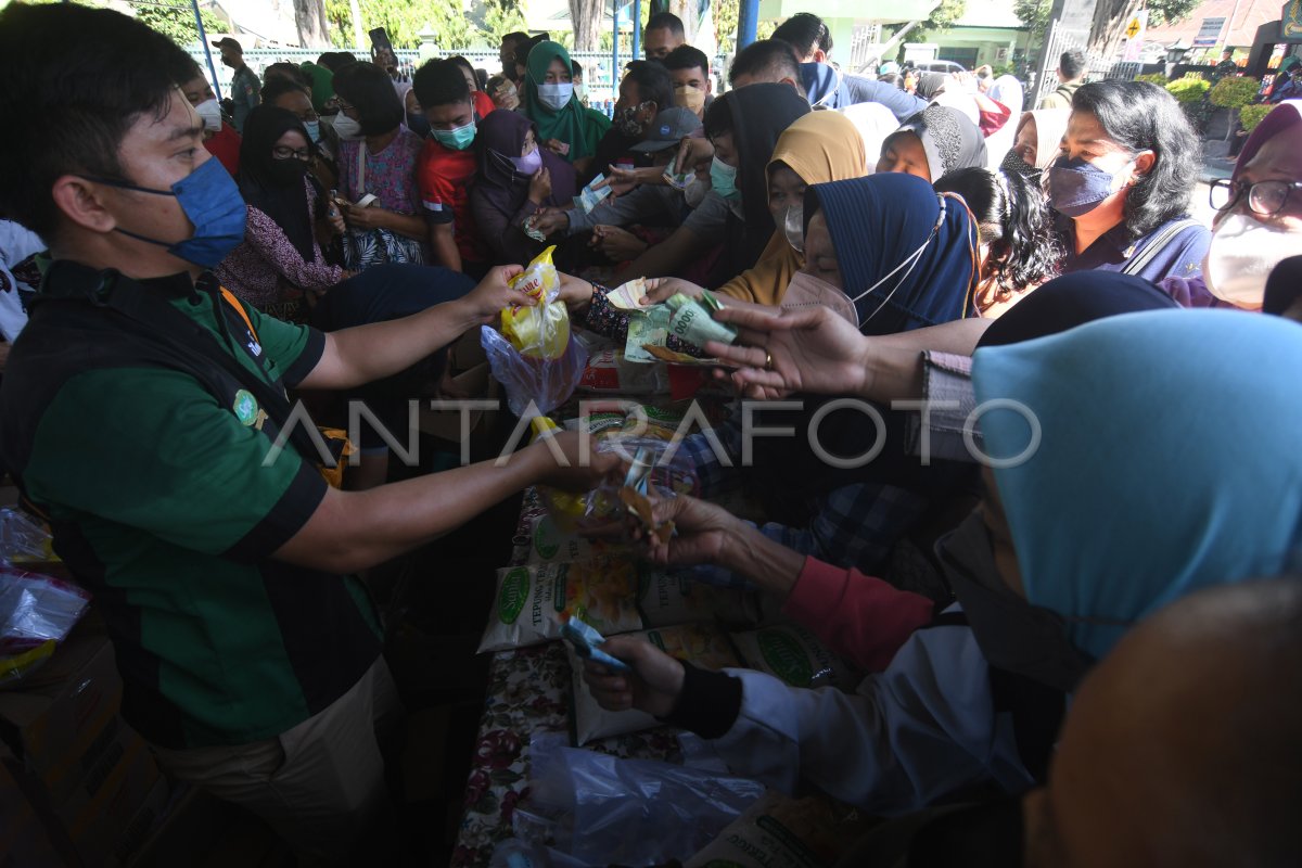 WARGA SERBU PENJUALAN MINYAK GORENG DAN GAS BERSUBSIDI | ANTARA Foto WARGA SERBU PENJUALAN MINYAK GORENG DAN GAS BERSUBSIDI | ANTARA Foto