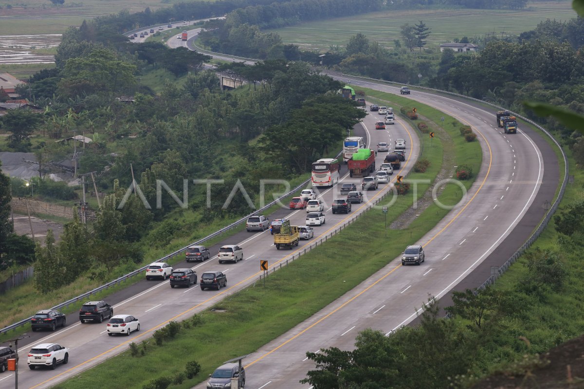 ARUS MUDIK TOL CIPALI RAMAI | ANTARA Foto