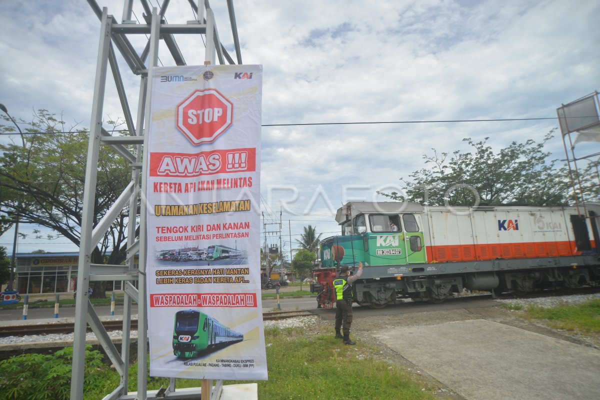 IMBAUAN KESELAMATAN PERLINTASAN KA | ANTARA Foto