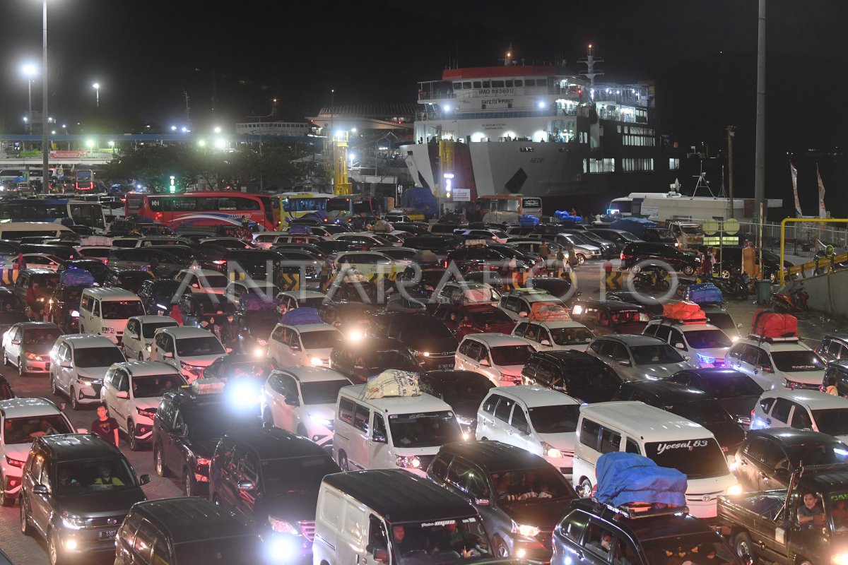ARUS MUDIK PELABUHAN MERAK | ANTARA Foto