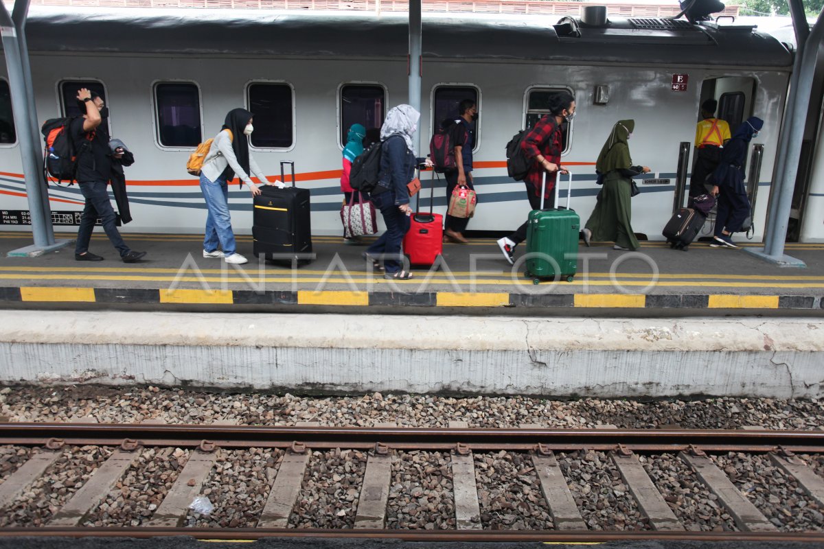 ARUS PENUMPANG KERETA API | ANTARA Foto