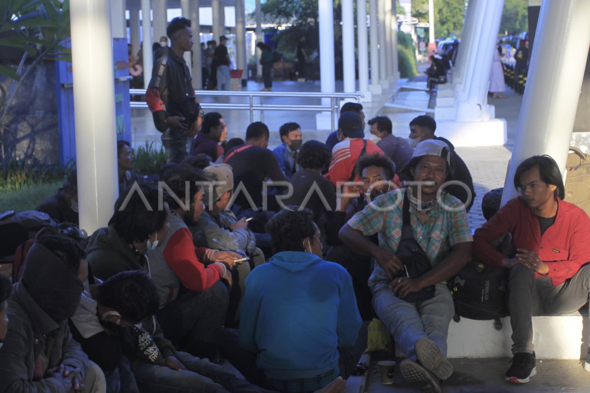 ARUS MUDIK DI BANDARA EL TARI KUPANG | ANTARA Foto ARUS MUDIK DI BANDARA EL TARI KUPANG | ANTARA Foto