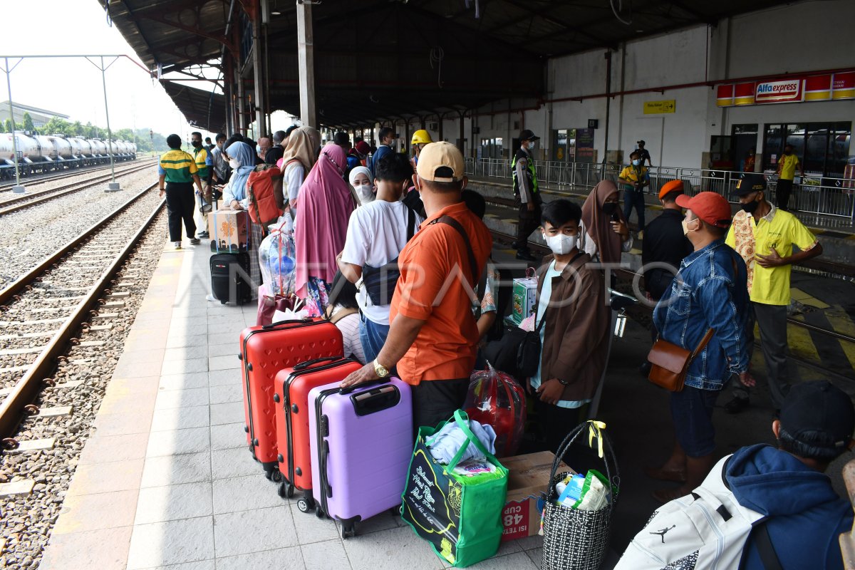 JUMLAH PENUMPANG KERETA API DI STASIUN KA MADIUN | ANTARA Foto JUMLAH PENUMPANG KERETA API DI STASIUN KA MADIUN | ANTARA Foto
