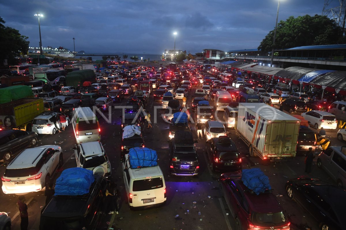 PUNCAK ARUS MUDIK PELABUHAN MERAK | ANTARA Foto