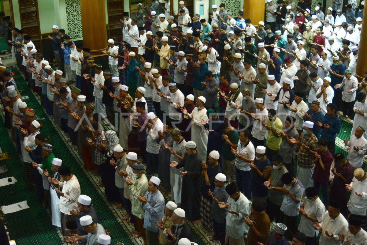 SHALAT TARAWIH TERAKHIR DI MASJID AL-BARKAH BEKASI | ANTARA Foto SHALAT TARAWIH TERAKHIR DI MASJID AL-BARKAH BEKASI | ANTARA Foto