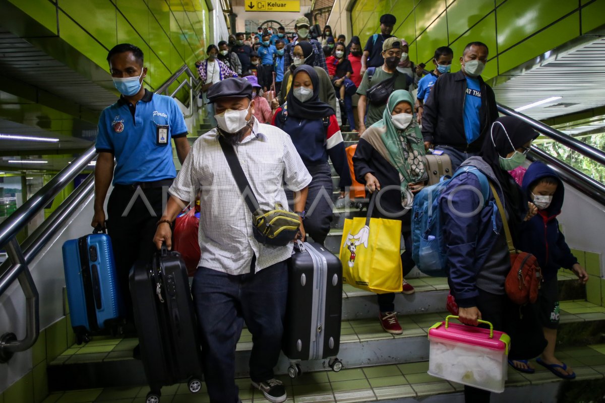 ARUS BALIK LEBARAN DI STASIUN GAMBIR | ANTARA Foto
