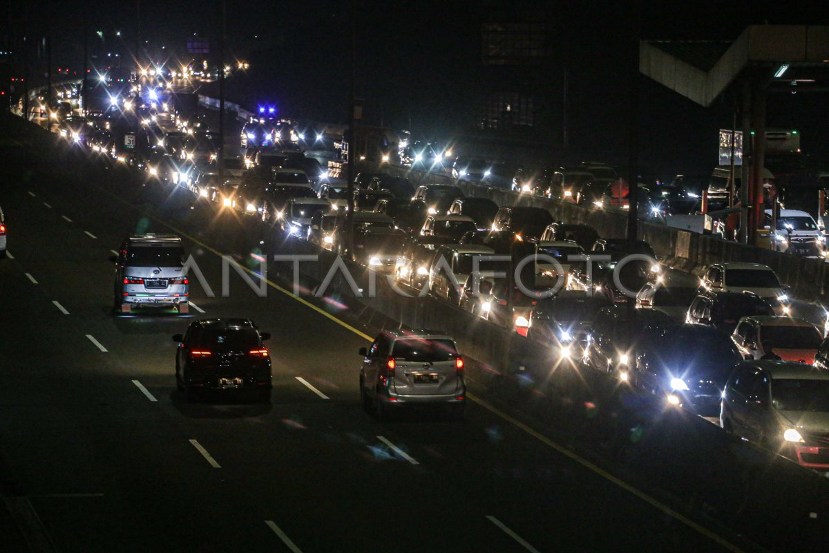ARUS BALIK LEBARAN DI TOL TANGERANG-MERAK | ANTARA Foto