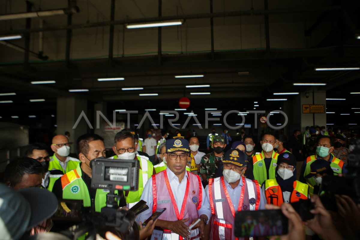 MENHUB TINJAU ARUS BALIK DI BANDARA SOEKARNO HATTA | ANTARA Foto