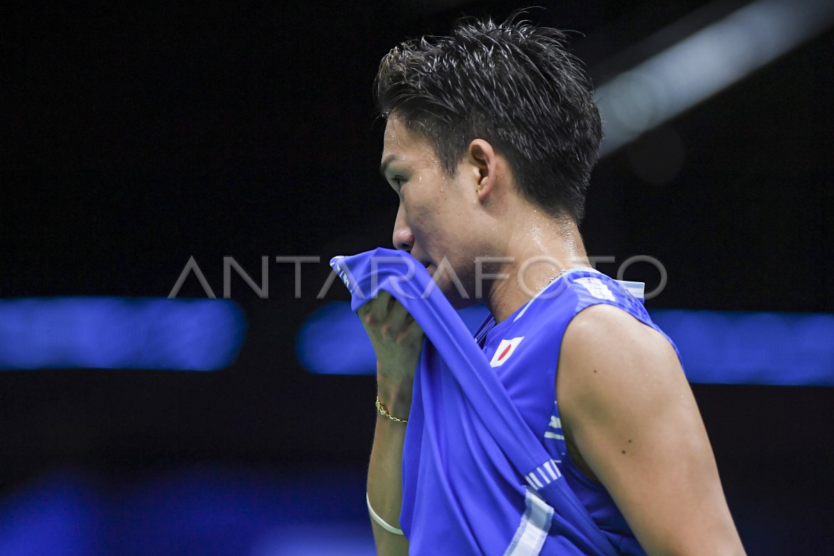 KENTO MOMOTA DIKALAHKAN ANTHONY SINISUKA GINTING | ANTARA Foto