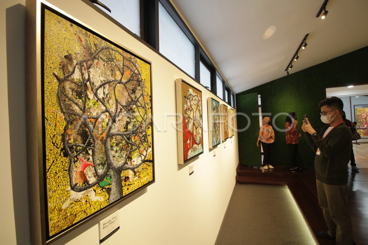 PAMERAN LUKISAN FINDING BALANCE | ANTARA Foto PAMERAN LUKISAN FINDING BALANCE | ANTARA Foto