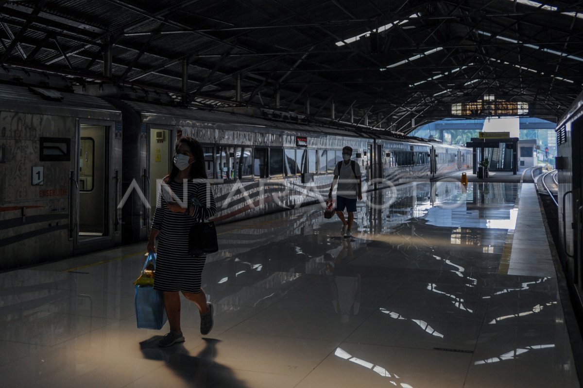 PERATURAN BARU PERJALANAN JARAK JAUH KERETA API | ANTARA Foto PERATURAN BARU PERJALANAN JARAK JAUH KERETA API | ANTARA Foto